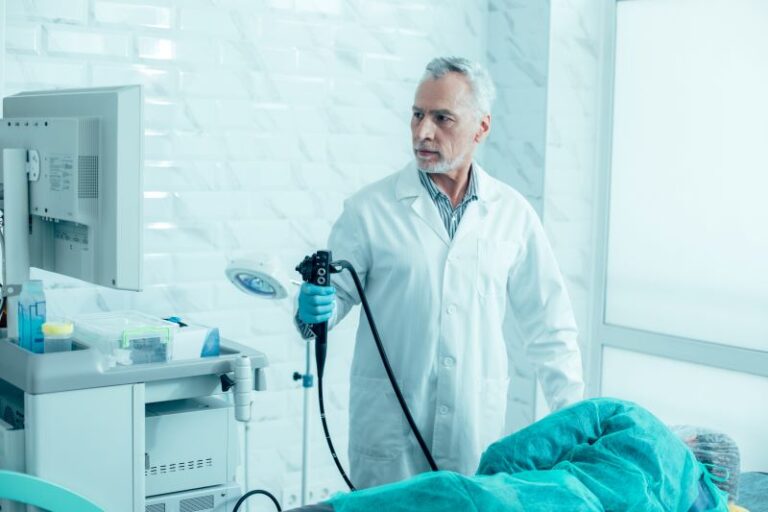 Endoscopia Digestiva Alta com Biópsia: Como é realizada, quais cuidados ...